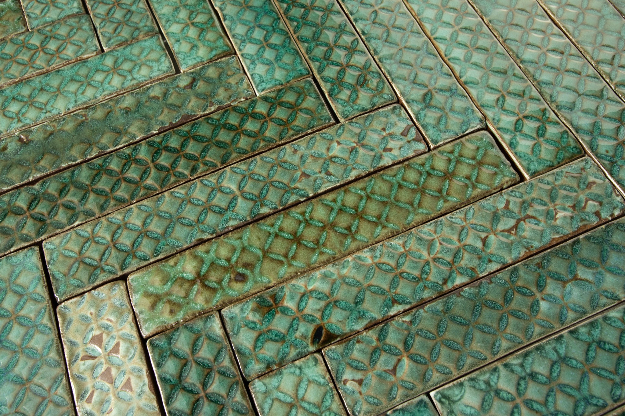 Greens & Aqua Rectangular Embossed Tiles ALUOW 2A – VEELVLAK-Frēodōm