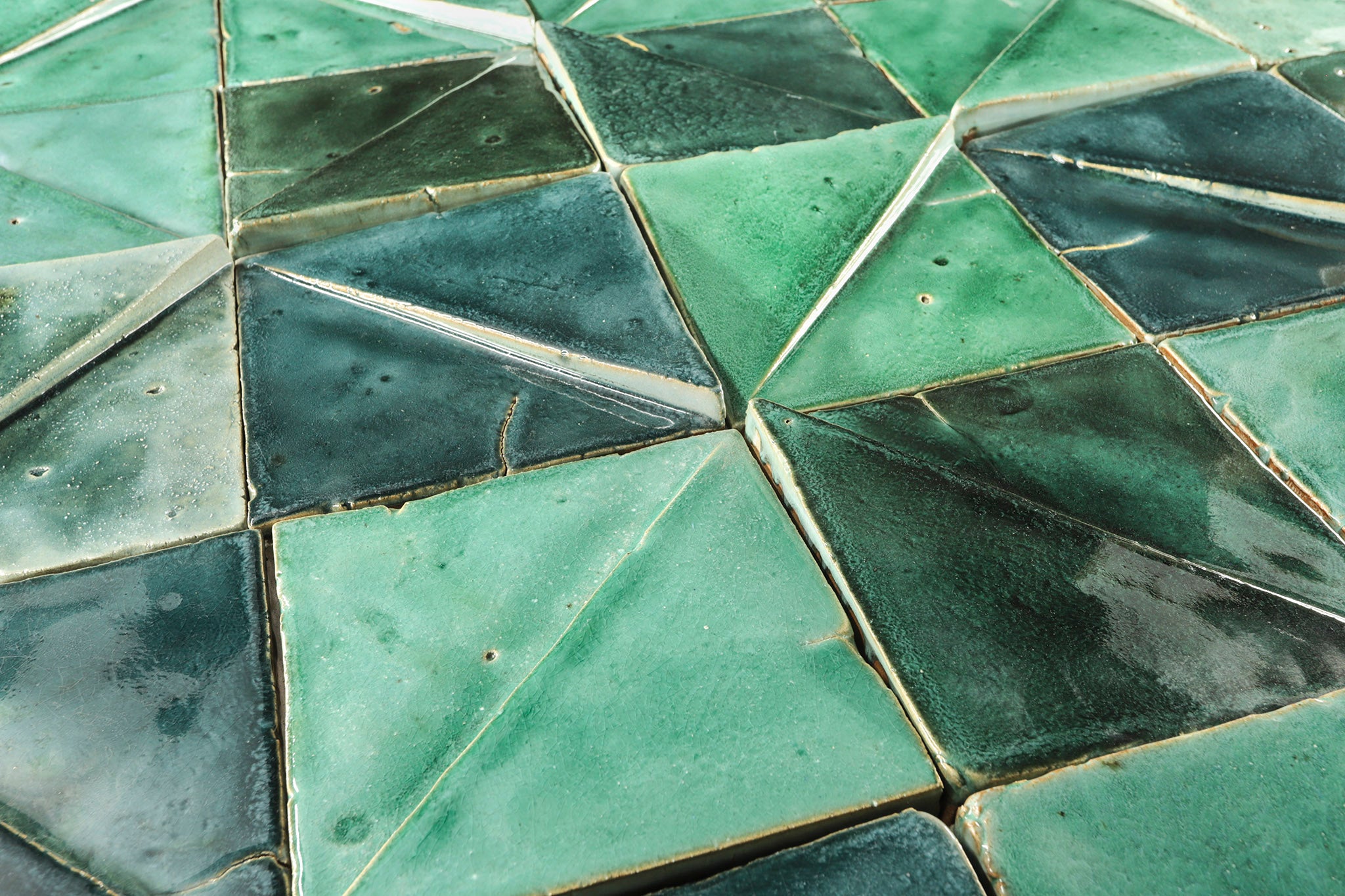 Square split surface 3D Tile Glassy green P3CV62 5A – VEELVLAK-Frēodōm