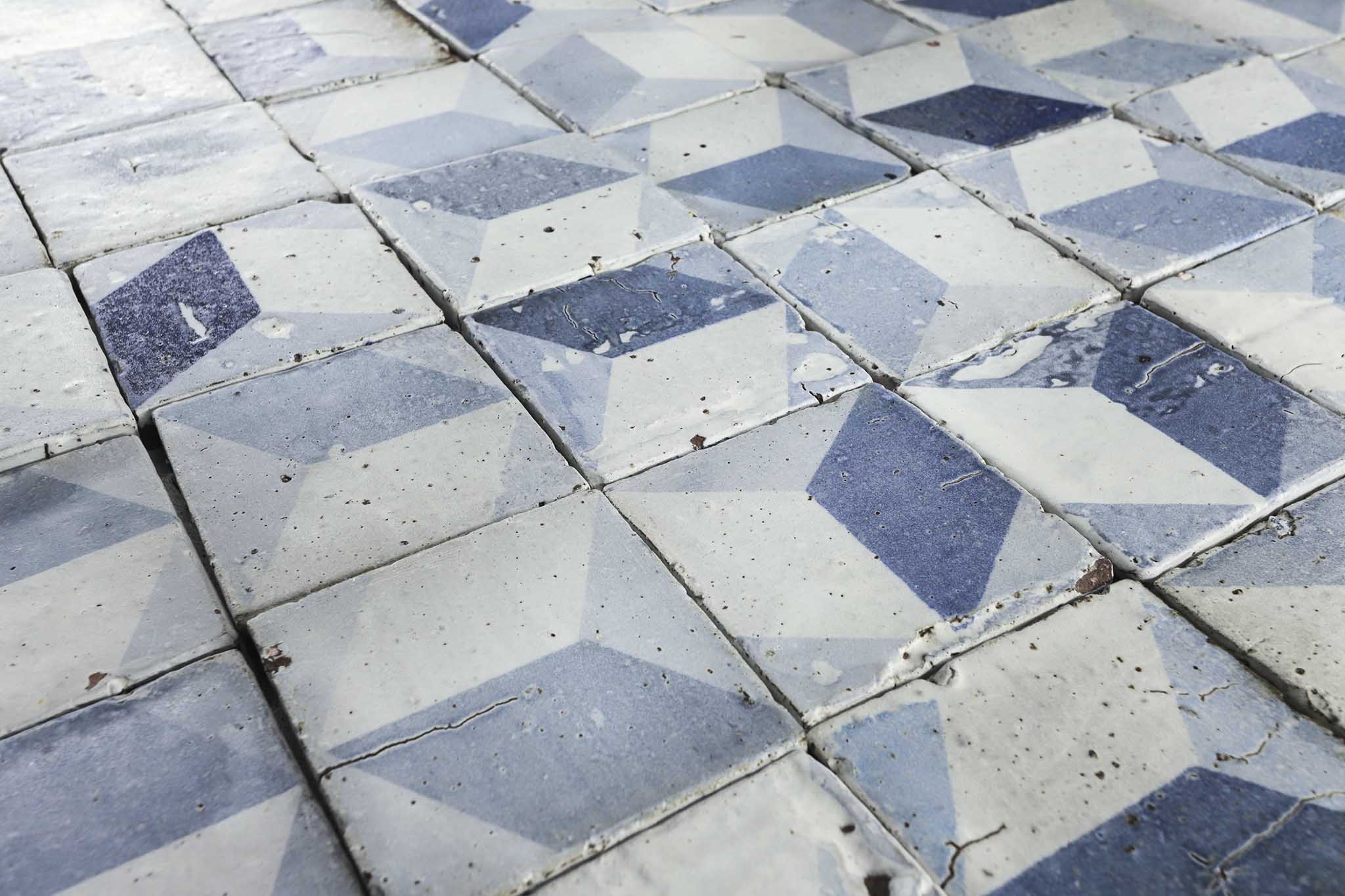 Chunky square tile Blue cube pattern on Matt White RPM84 10B – VEELVLAK ...