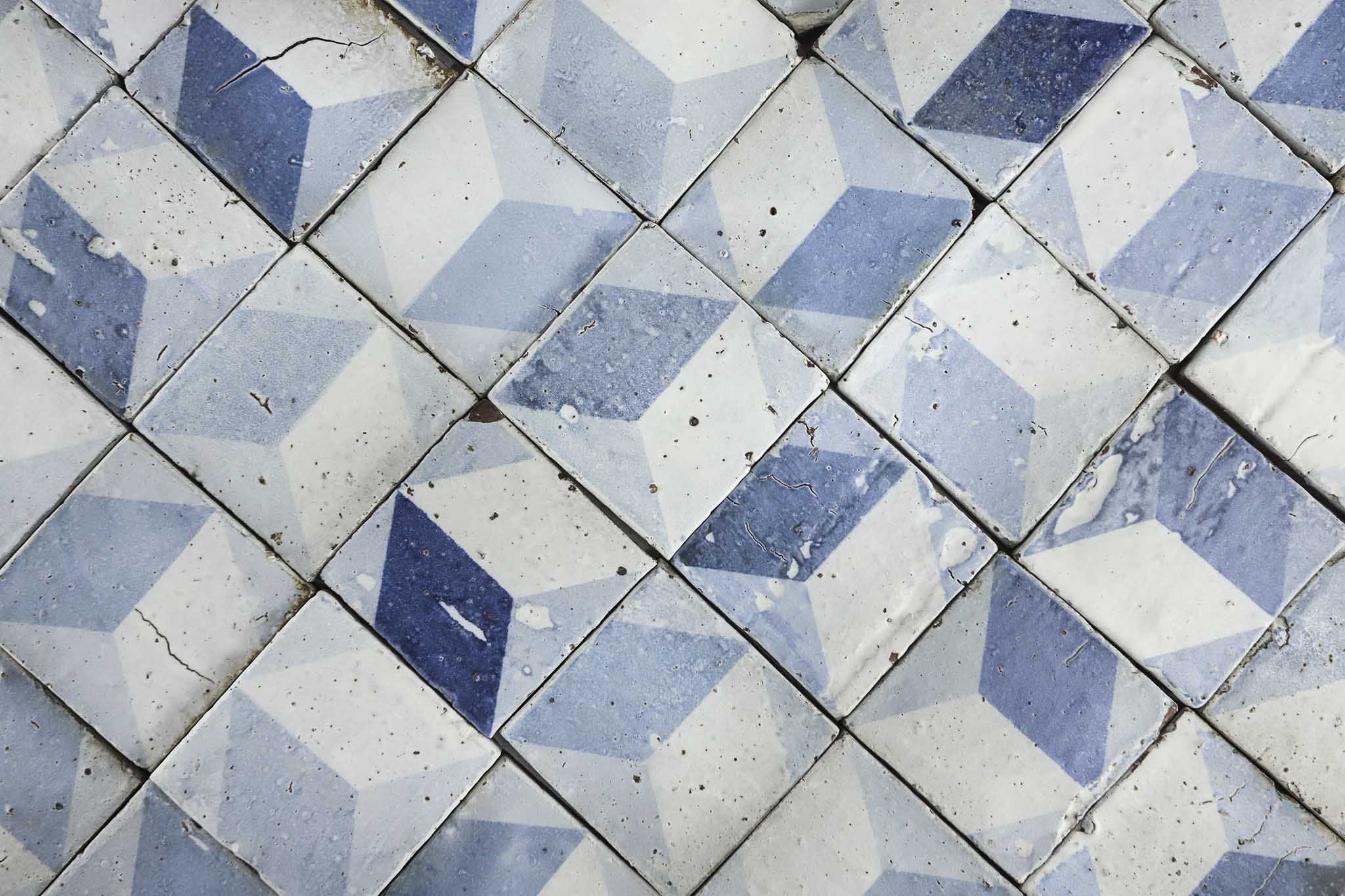 Chunky square tile Blue cube pattern on Matt White RPM84 10B – VEELVLAK ...