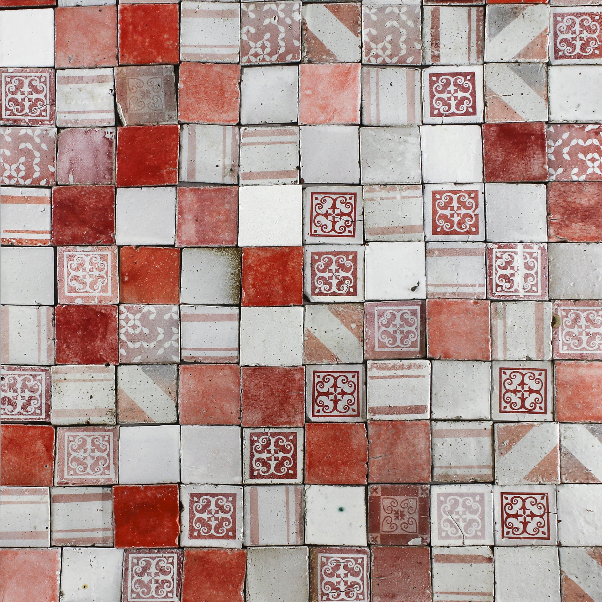 Red and white pattern matt tile 100x100 WDGE4S 11C – VEELVLAK-Frēodōm